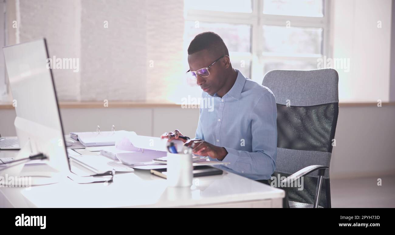 Accountant african american hi-res stock photography and images - Alamy