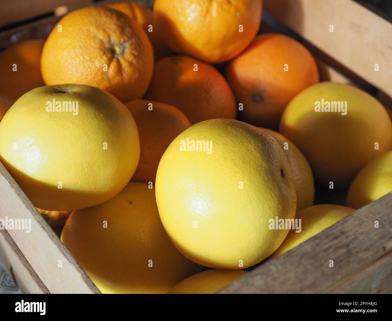citrus fruits in wooden crate Stock Photo - Alamy