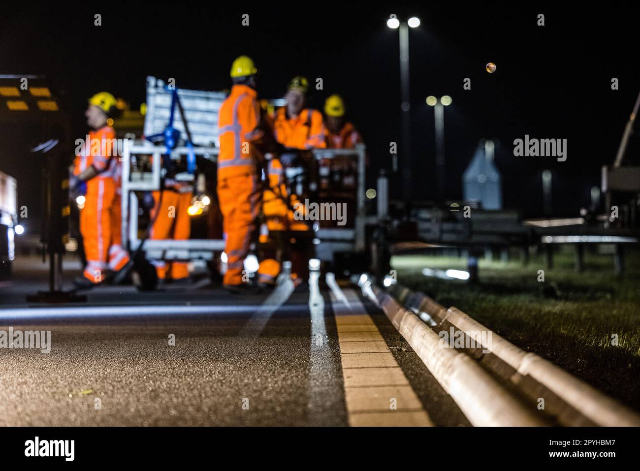 DEN BOSCH - A crash barrier will be placed at the Empel interchange ...