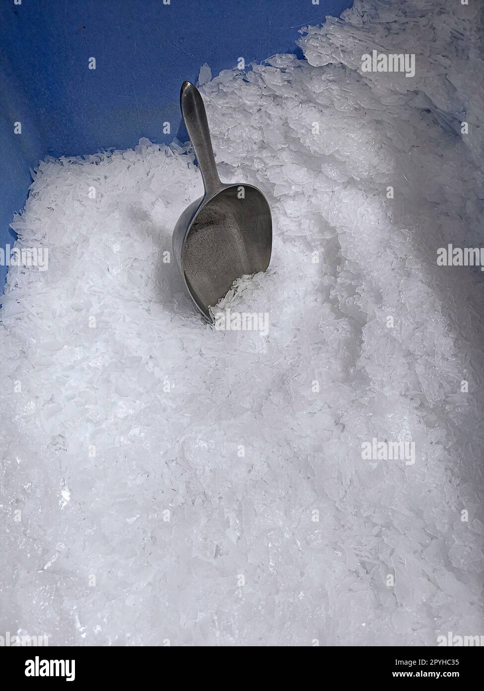 Bucket water scoop hi-res stock photography and images - Alamy