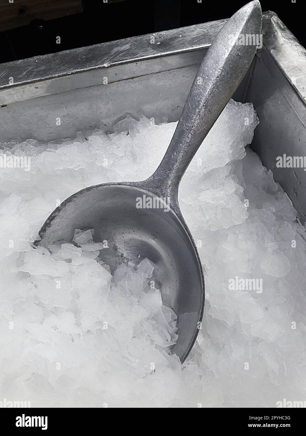 Metal ice cubes hi-res stock photography and images - Alamy