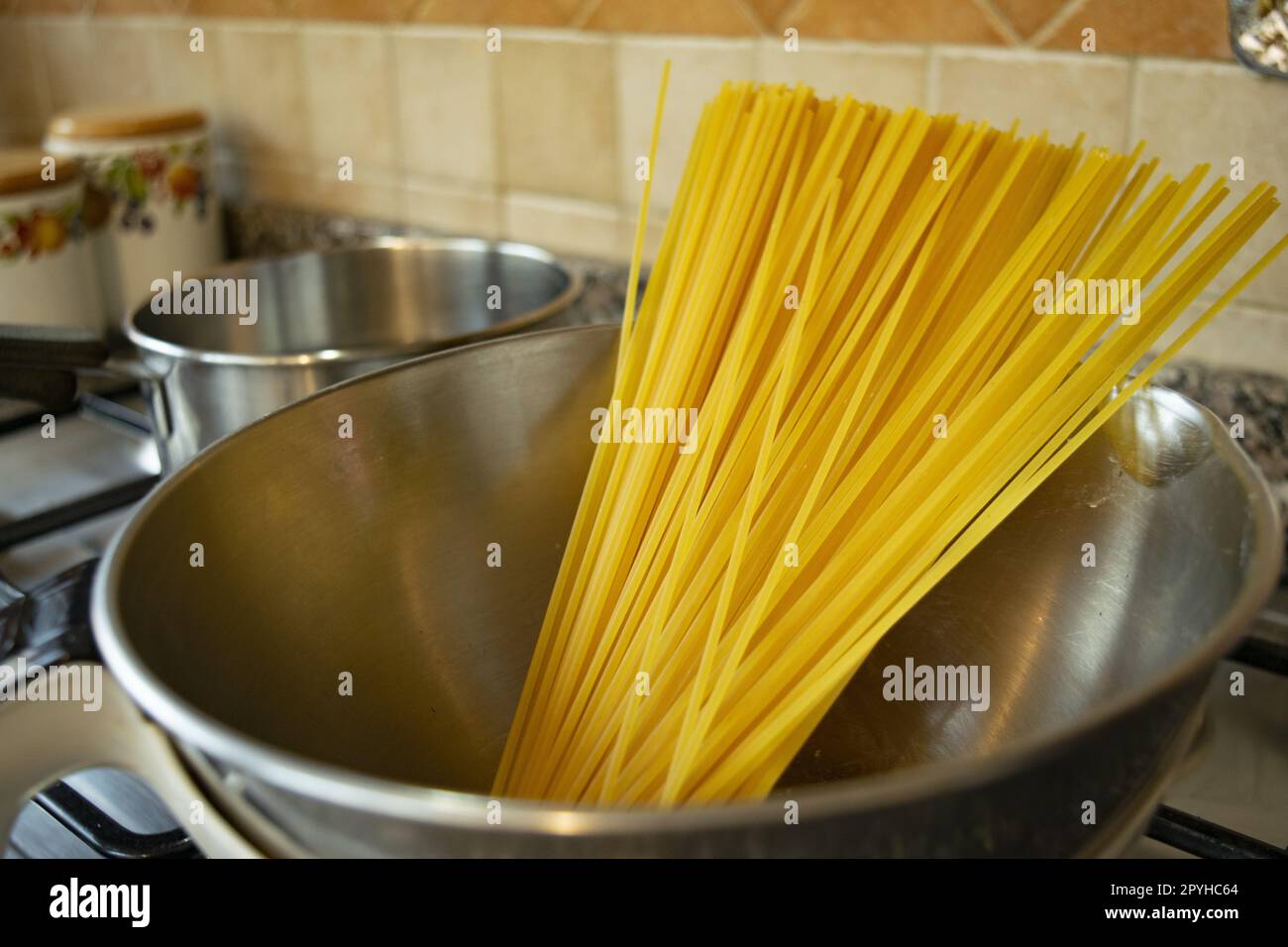 Pot of spaghetti hi-res stock photography and images - Alamy