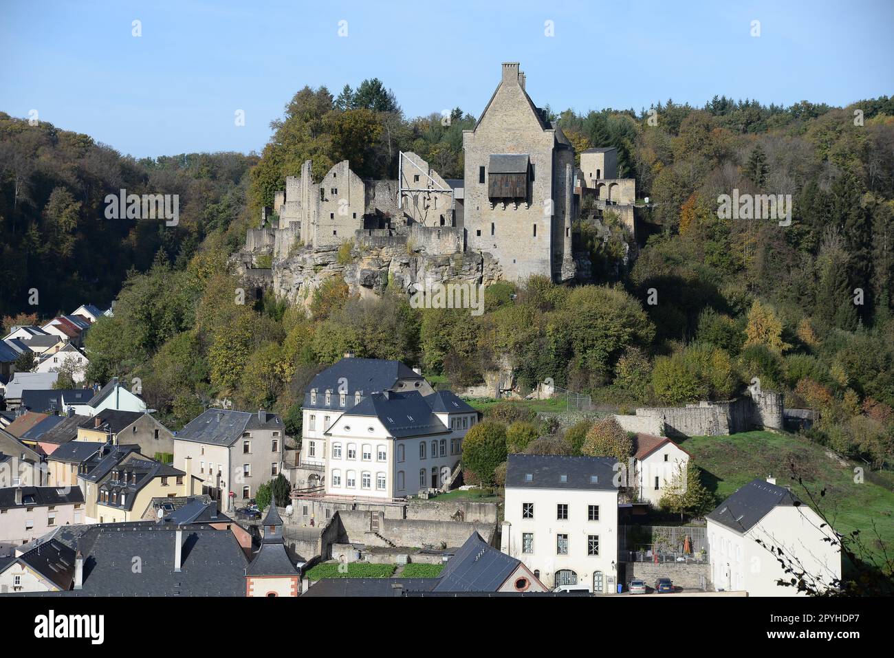 Fels in Luxemburg mit Burg Larochette Stock Photo - Alamy