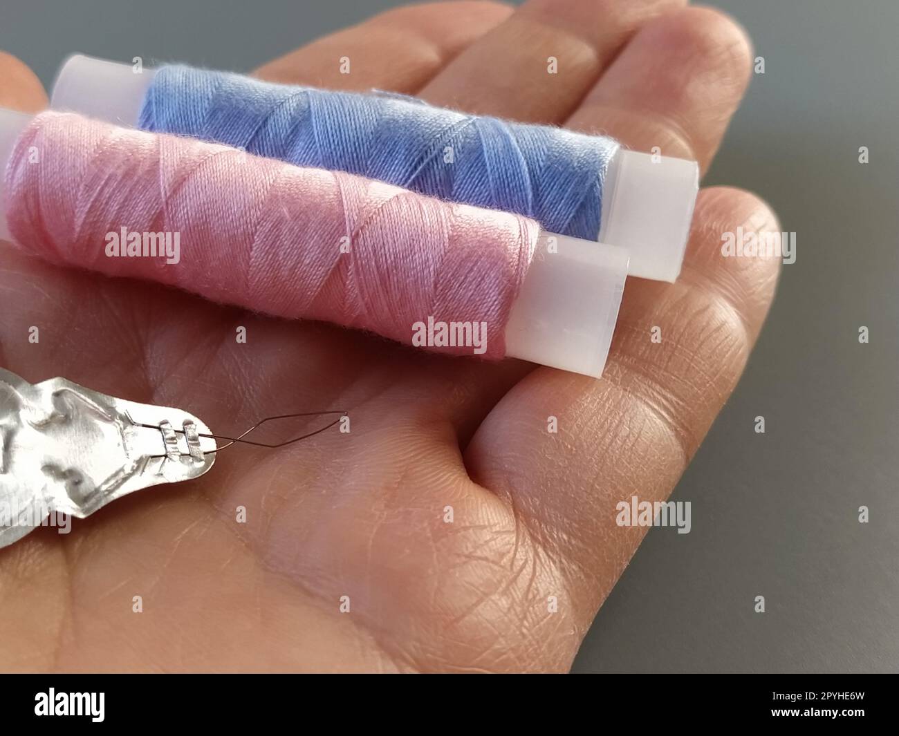 device for drawing the thread into the eye of the needle. Bobbins with ...