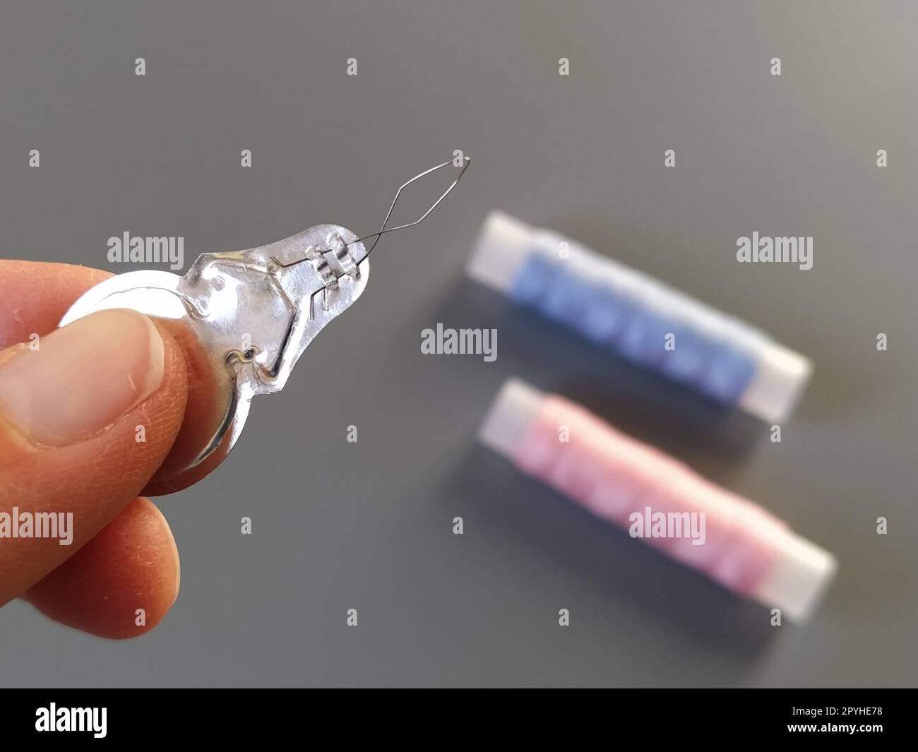 device for drawing the thread into the eye of the needle. Bobbins with ...