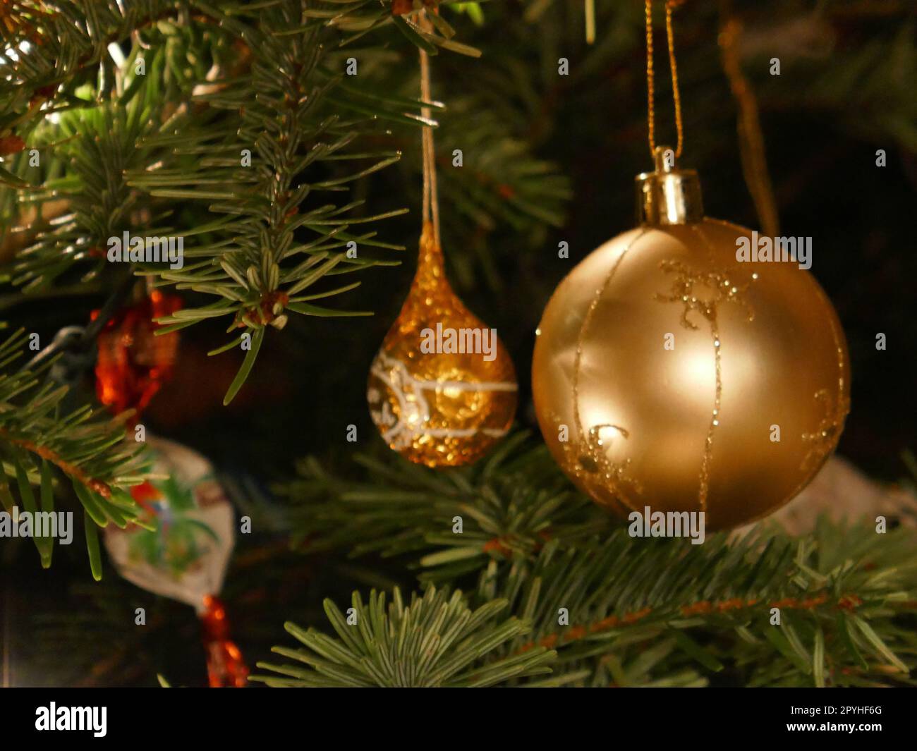 Golden christmas ball close hi-res stock photography and images - Alamy