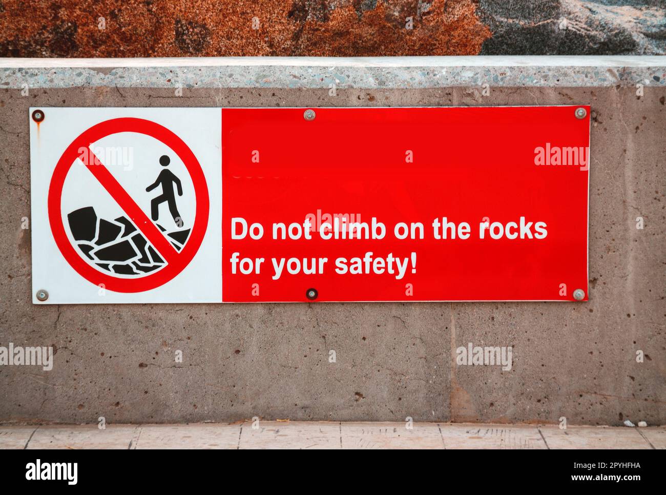 Do not climb on the rocks sign Stock Photo - Alamy