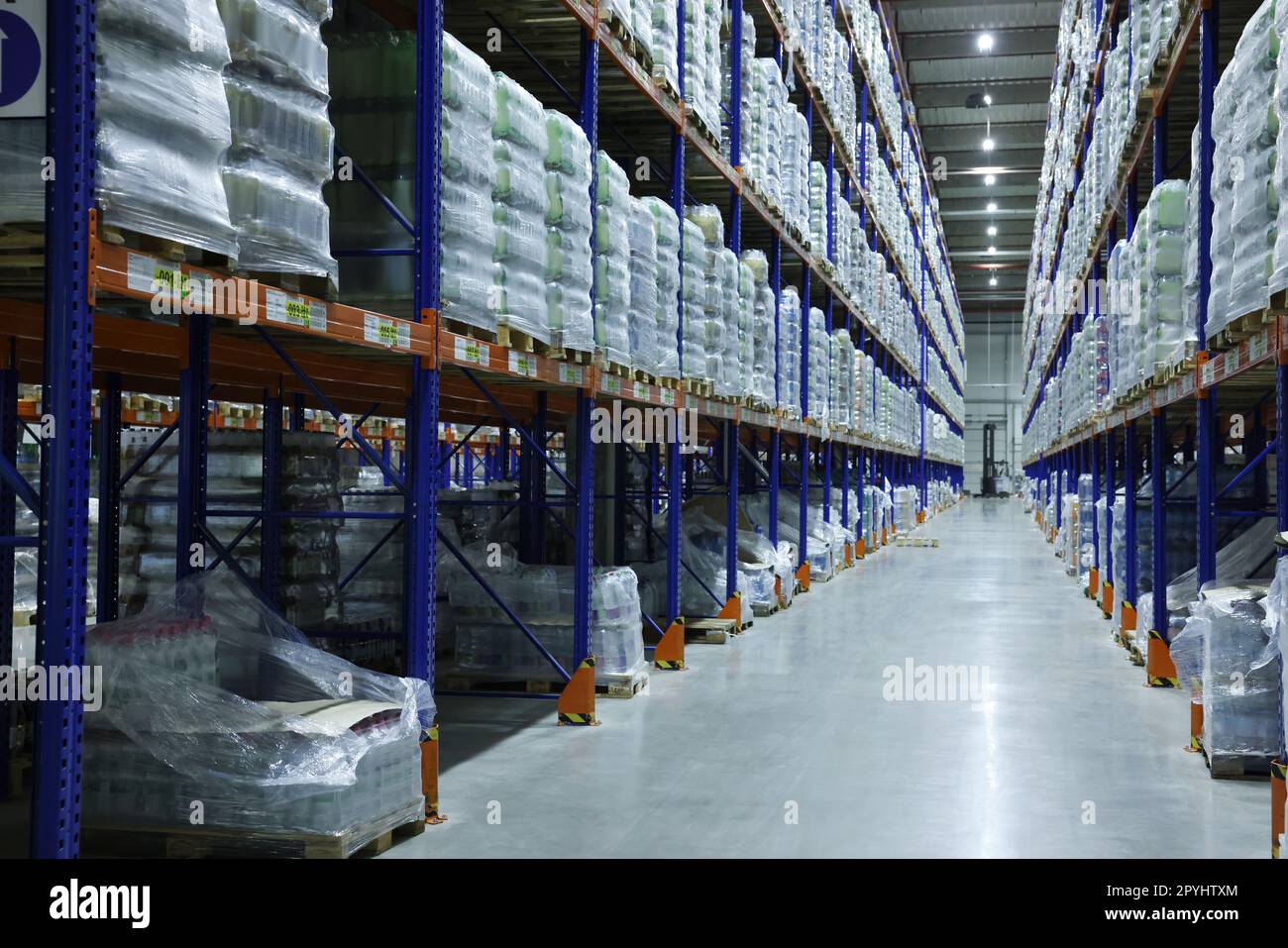 Warehouse full cargo pallet racks hi-res stock photography and images ...