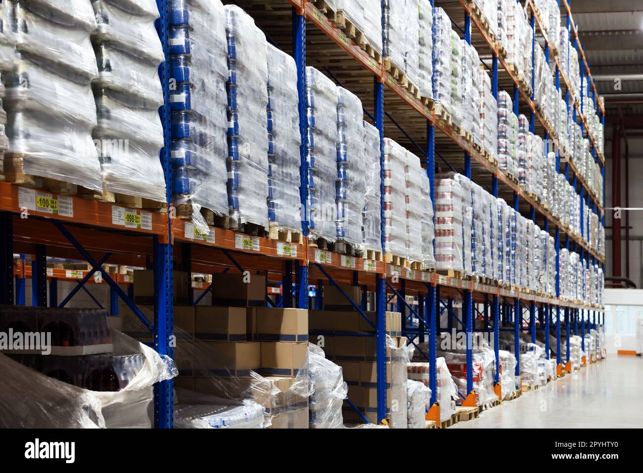 Warehouse full cargo pallet racks hi-res stock photography and images ...