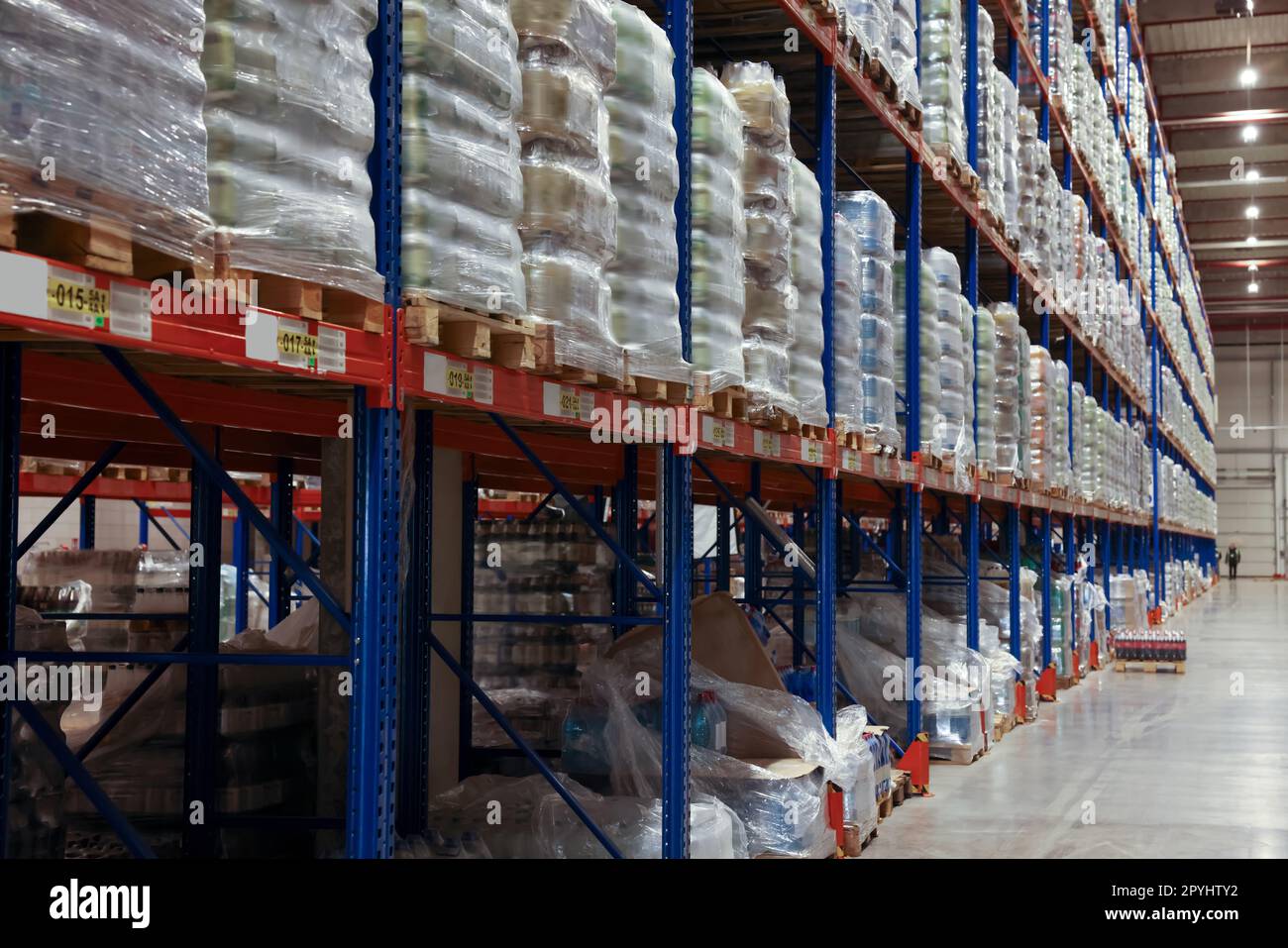 Warehouse full cargo pallet racks hi-res stock photography and images ...