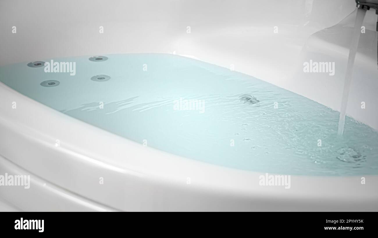 Water flowing into tub hi-res stock photography and images - Alamy