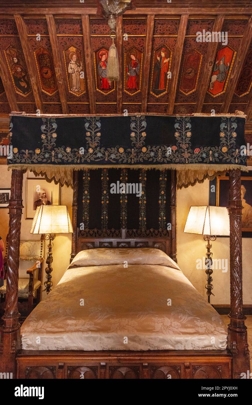 Hearst Castle, built by William Randolph Hearst, his personal bedroom ...