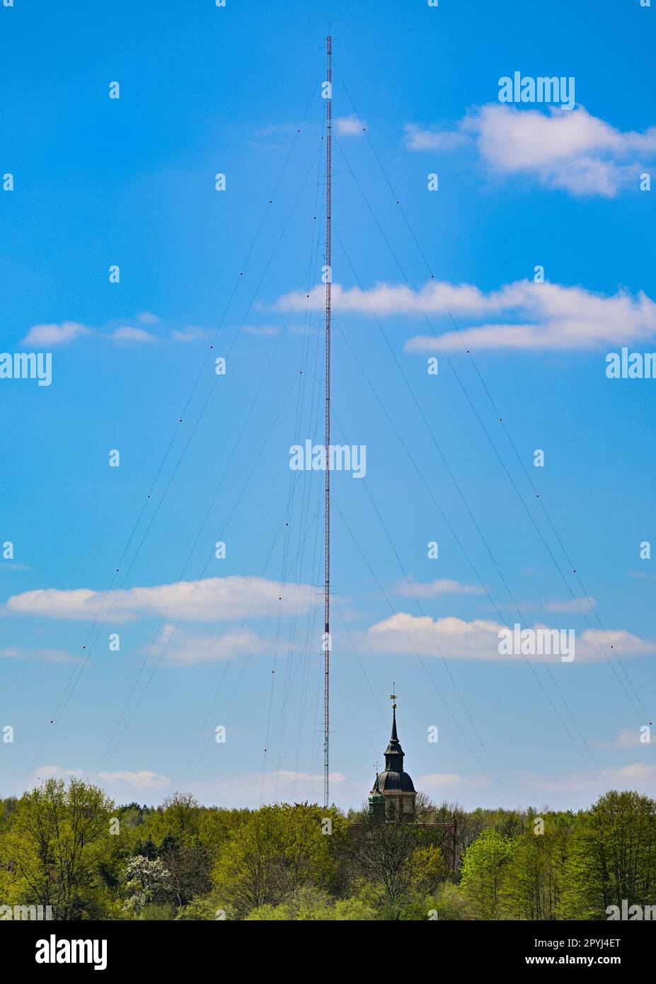 PRODUCTION - 03 May 2023, Brandenburg, Klettwitz: The 300-meter-high ...