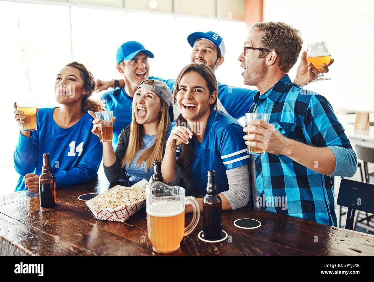 Group guys watching sports hi-res stock photography and images - Alamy