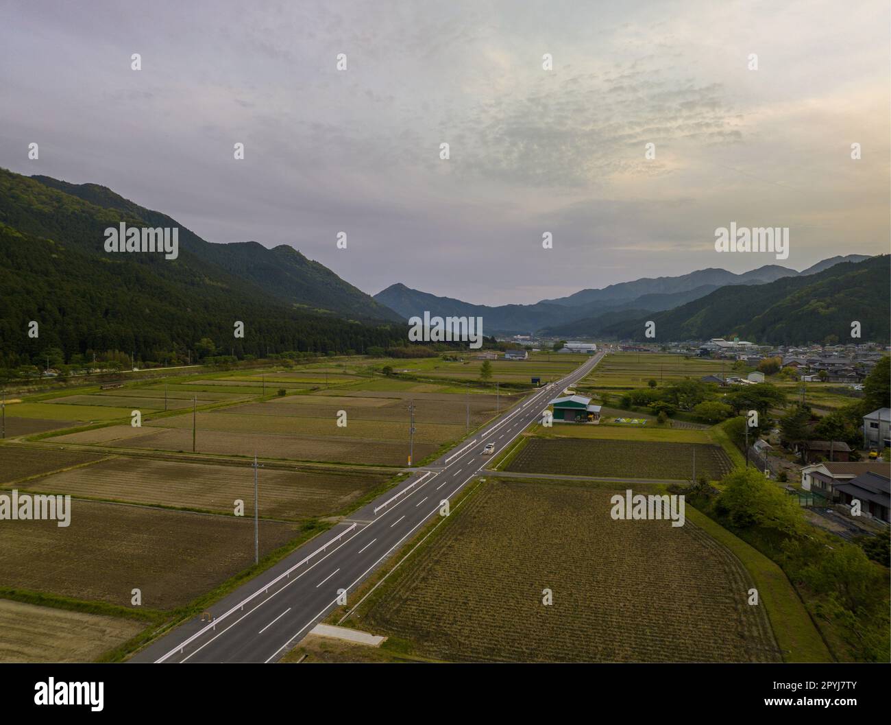 Japanese countryside mountain range hi-res stock photography and images ...