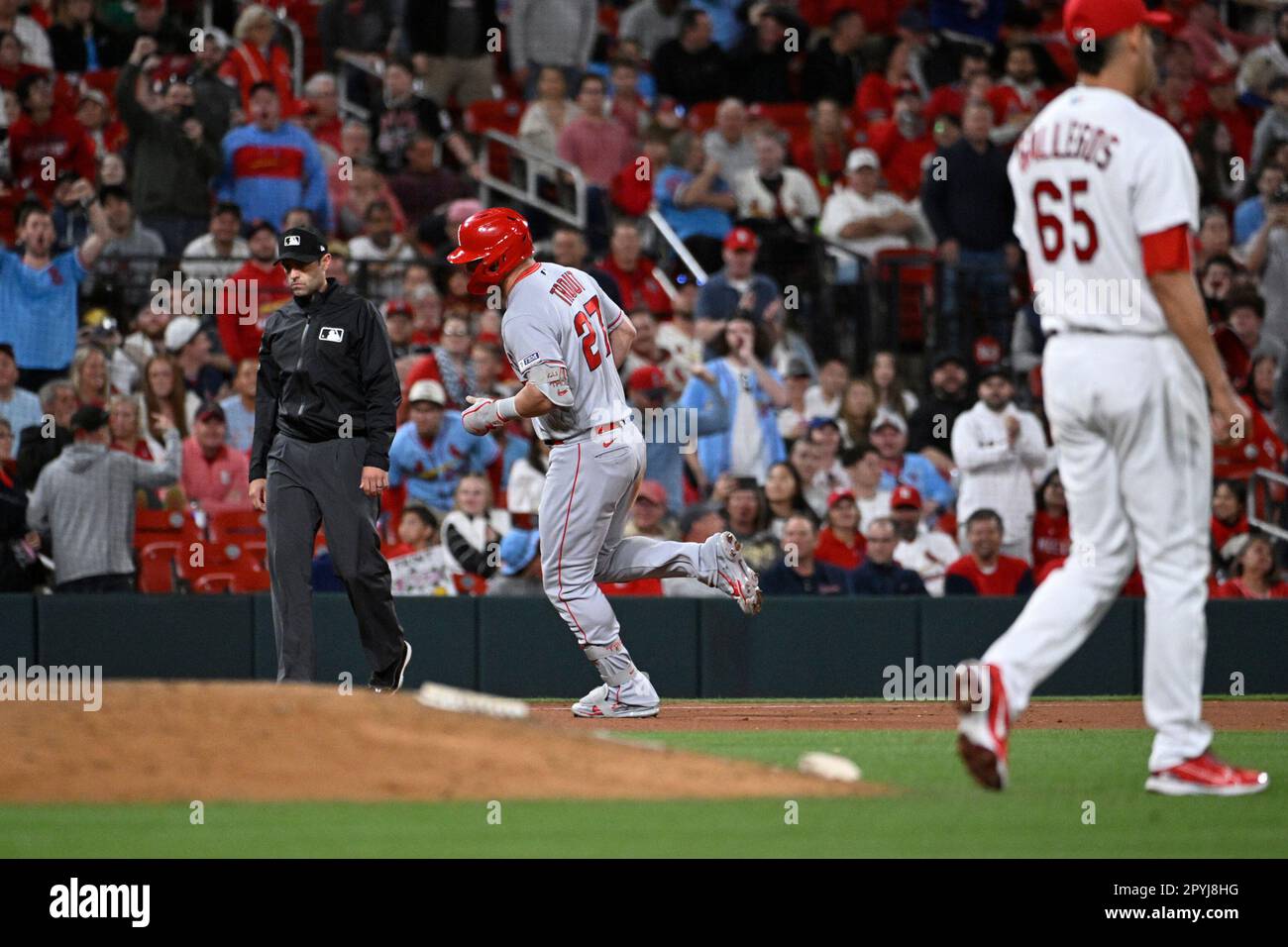 Los Angeles Angels' Mike Trout (27), left rounds the bases after ...