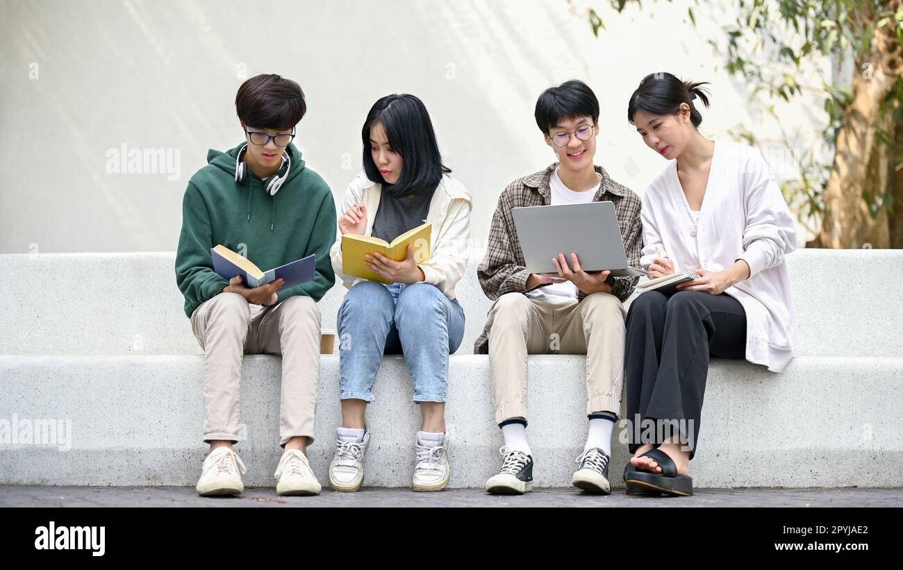 Classmates project outside laptop hi-res stock photography and images ...