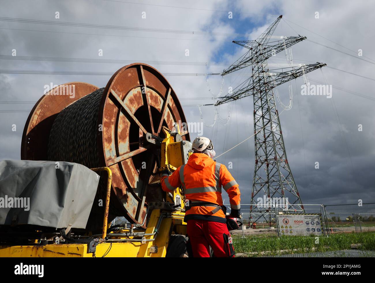 Rope around a pole hi-res stock photography and images - Alamy