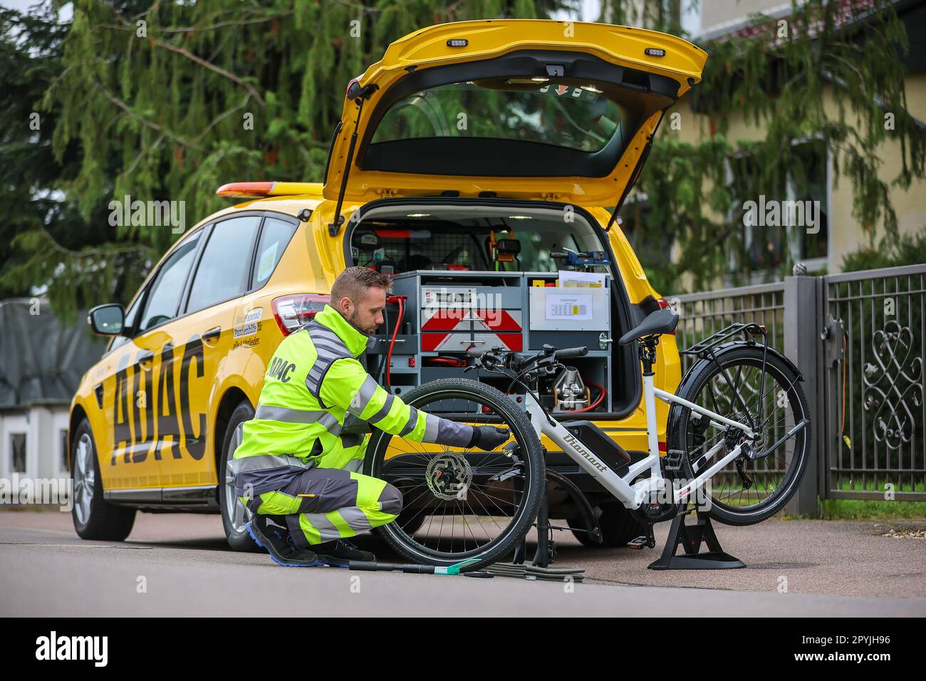 Leipzig, Germany. 25th Apr, 2023. An ADAC breakdown assistant provides ...