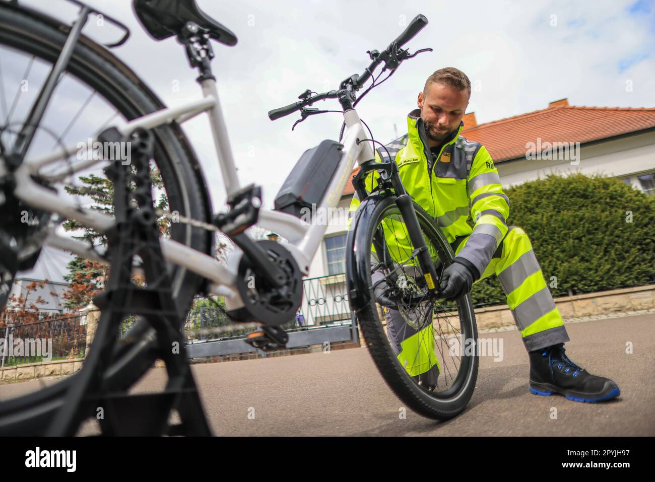 Leipzig, Germany. 25th Apr, 2023. An ADAC breakdown assistant provides ...