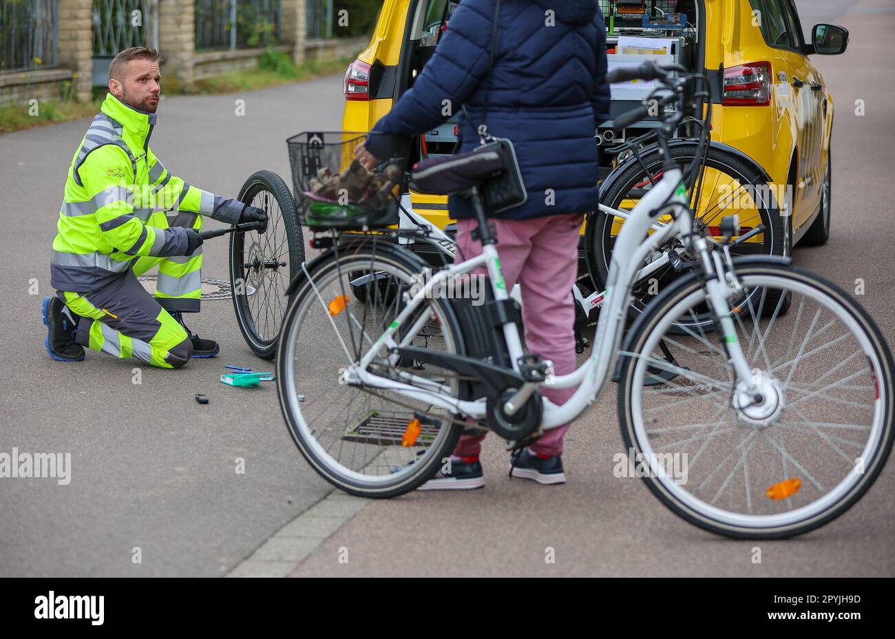 Leipzig, Germany. 25th Apr, 2023. An ADAC breakdown assistant provides ...
