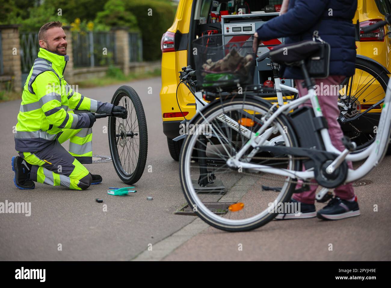 Leipzig, Germany. 25th Apr, 2023. An ADAC breakdown assistant provides ...