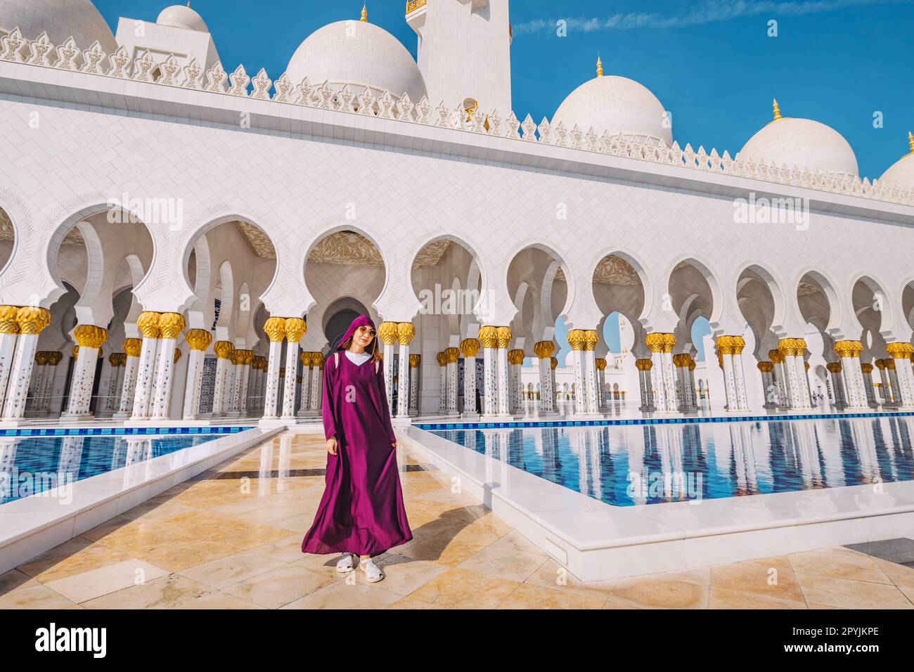 Arab woman wearing hijab walking hi-res stock photography and images ...