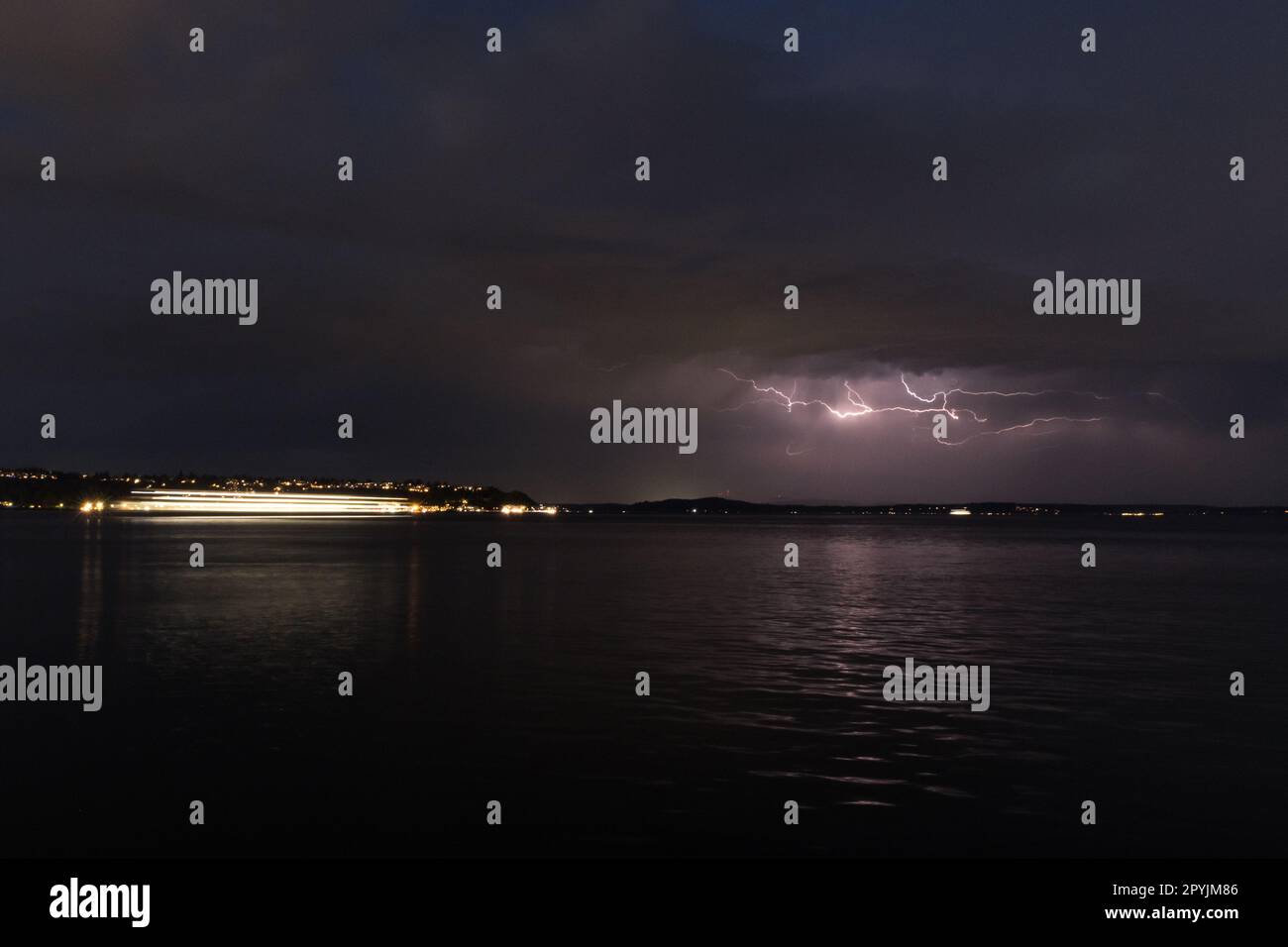 Lightning over seattle hi-res stock photography and images - Alamy