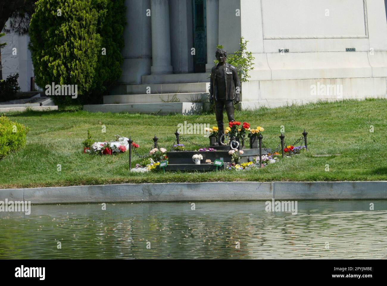 Anton yelchin grave hi-res stock photography and images - Alamy