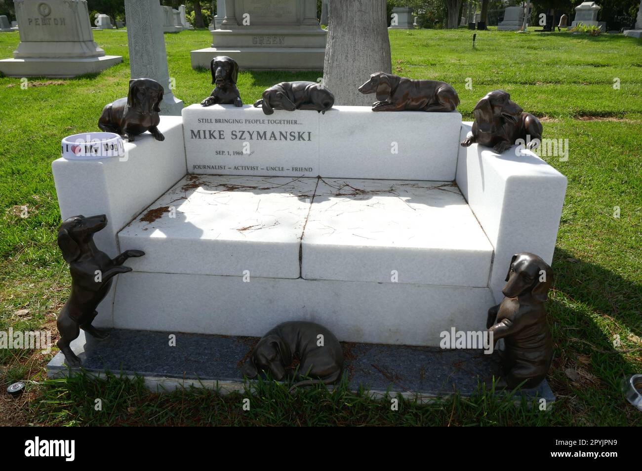 Los Angeles, California, USA 1st May 2023 Mike Szymanski Grave with ...
