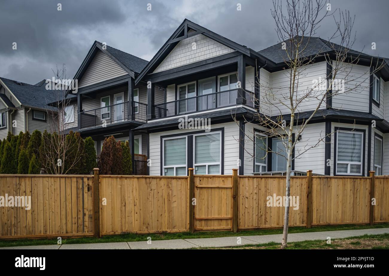 Modern front yard fence hi-res stock photography and images - Alamy