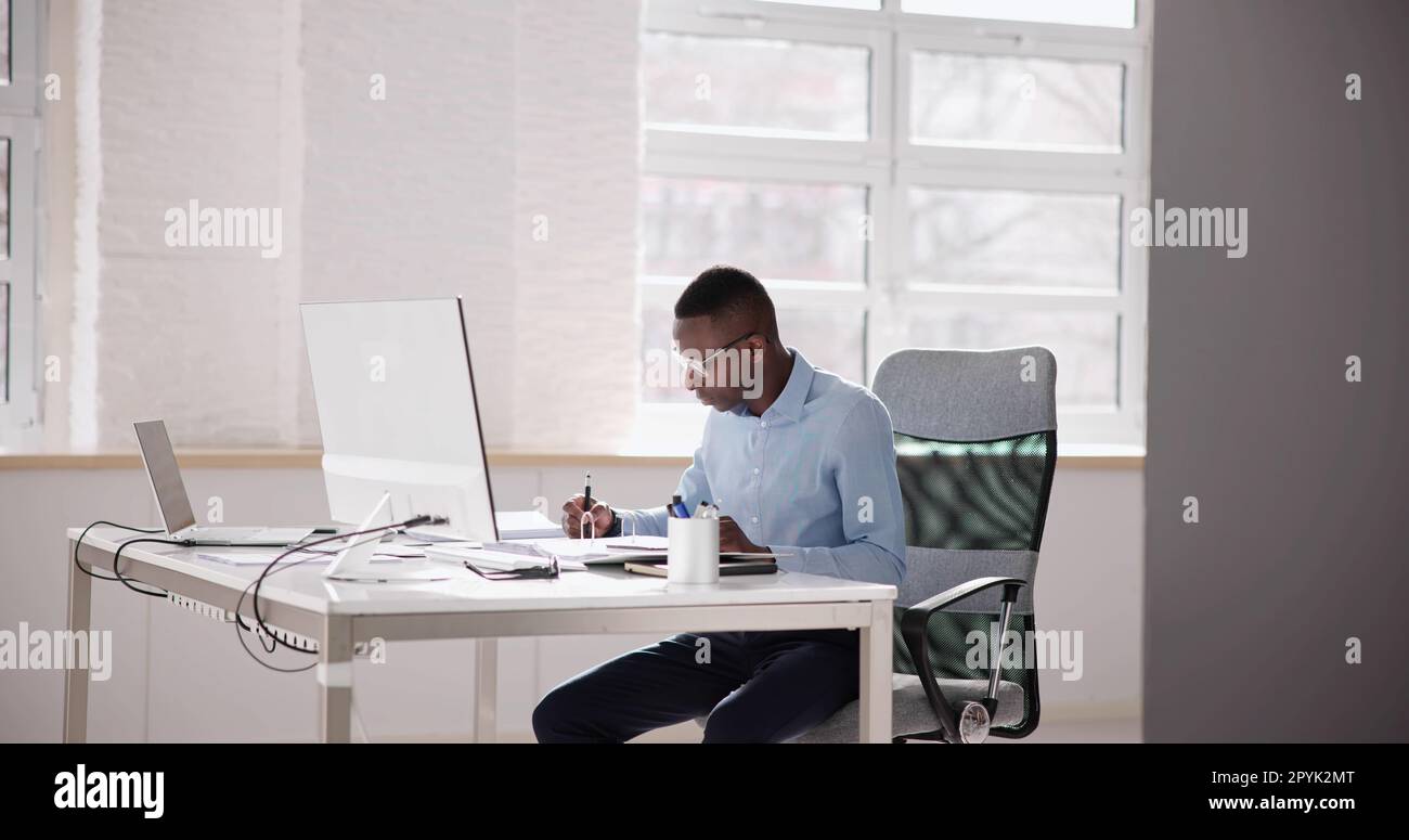 Accountant african american hi-res stock photography and images - Alamy