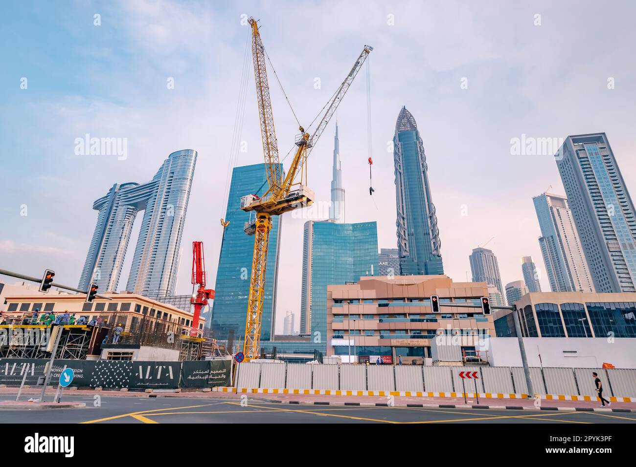 Burj khalifa construction workers hi-res stock photography and images ...