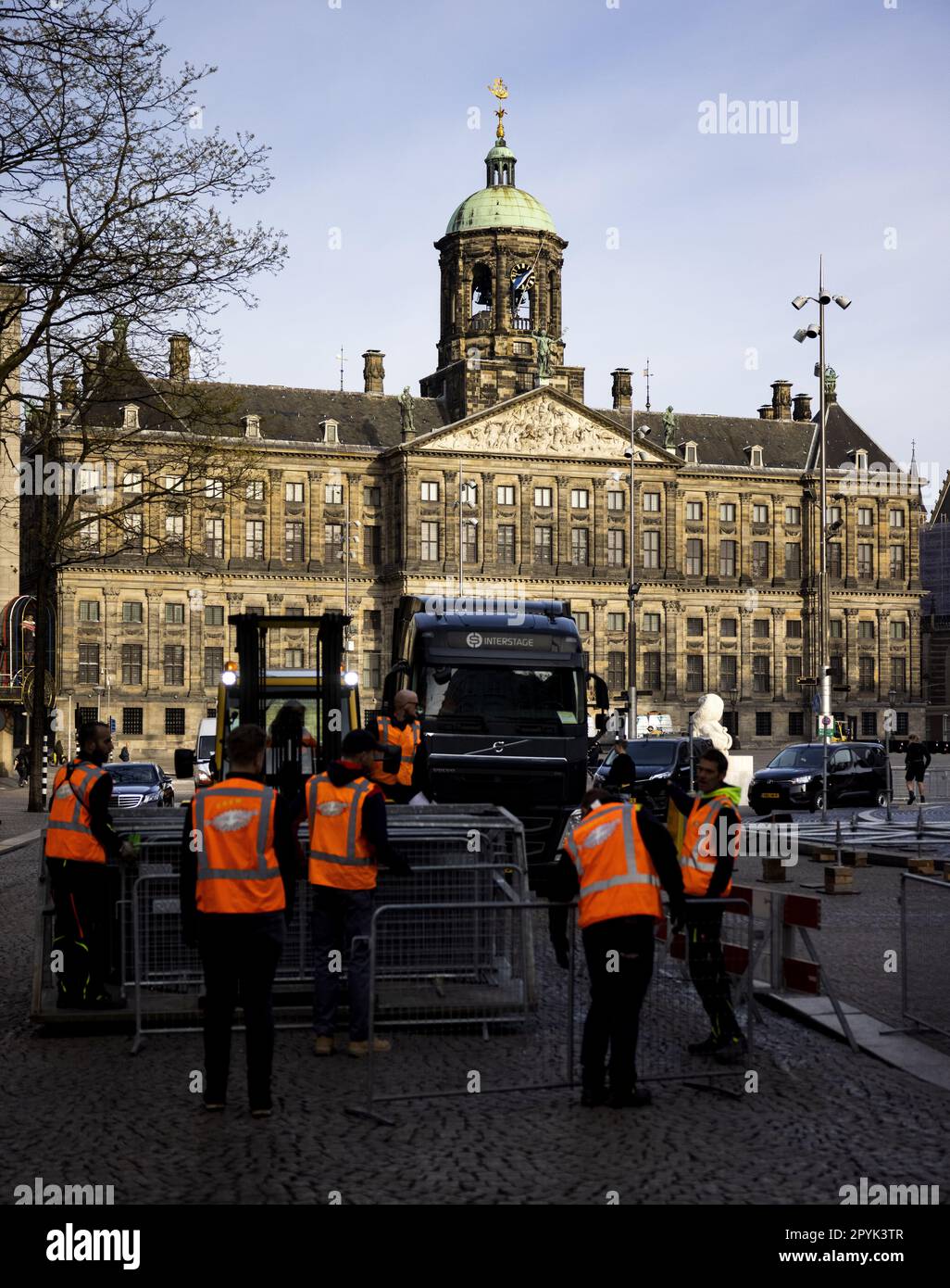 AMSTERDAM - 04/05/2023, AMSTERDAM - Fences are placed on the dam for ...