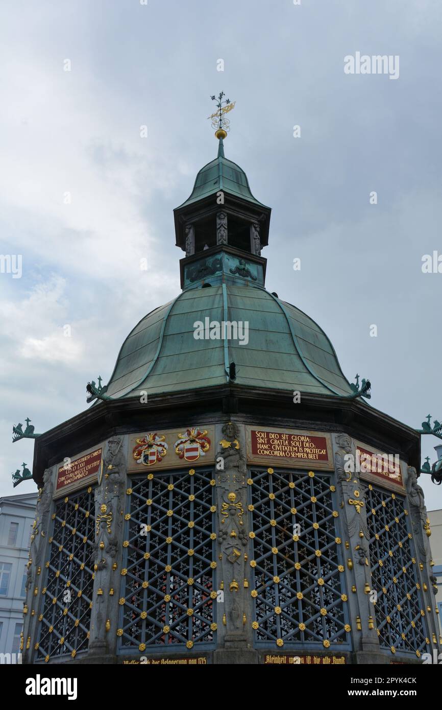 Renaissance drinking fountain hi-res stock photography and images - Alamy
