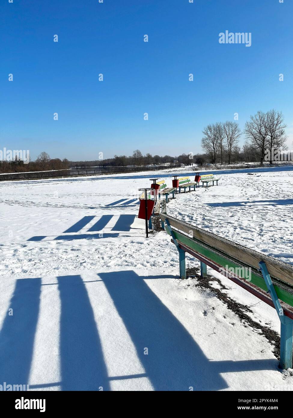 Benches embankment hi-res stock photography and images - Alamy
