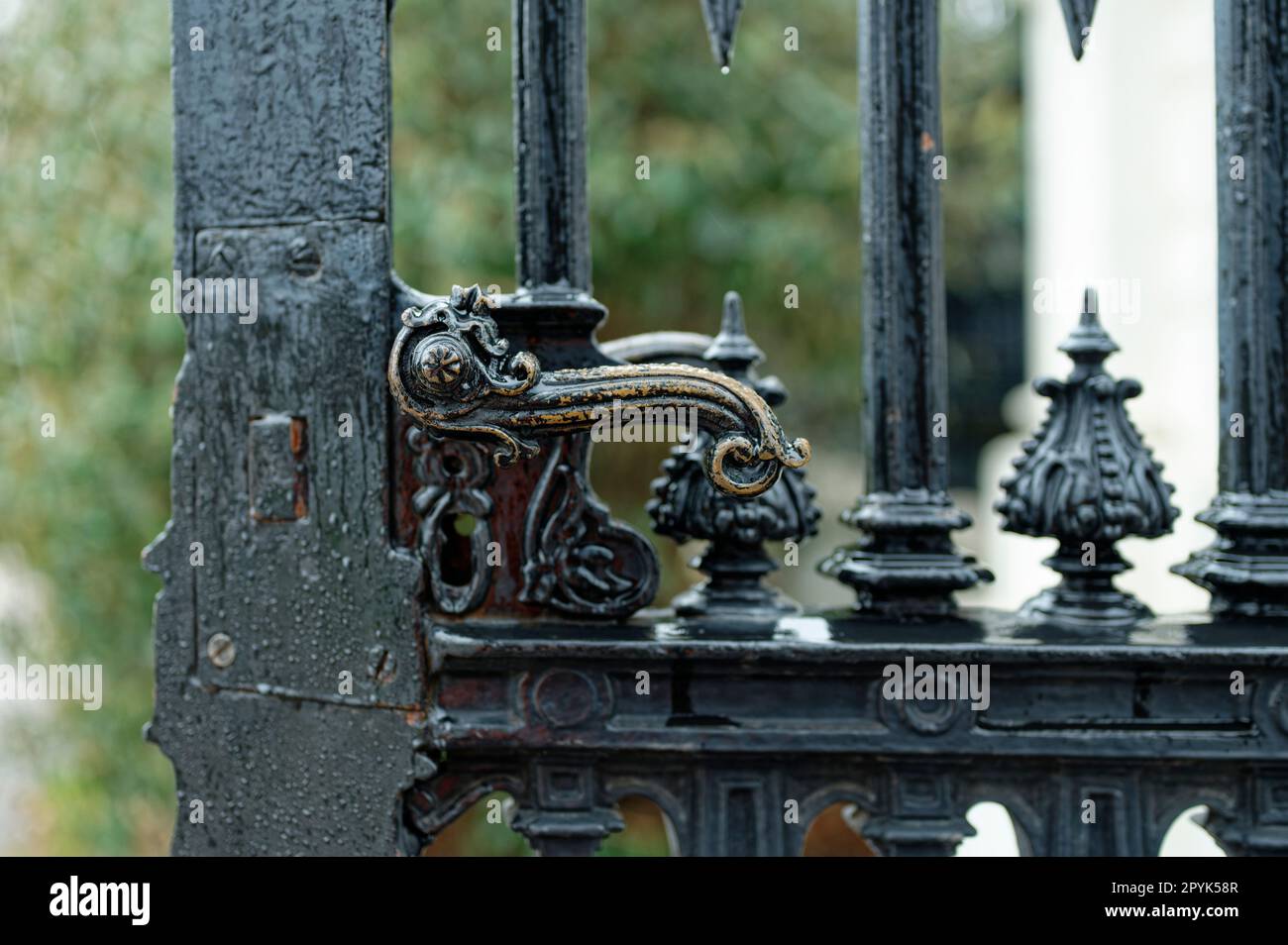 Symmetrical gate design hi-res stock photography and images - Alamy
