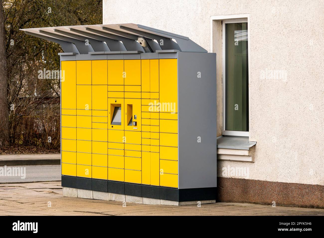 Pick up parcel hi-res stock photography and images - Alamy
