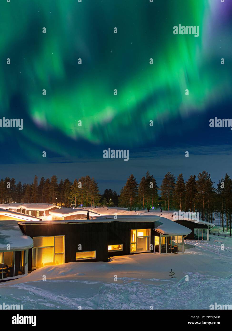 Aurora over a cottage in wintertime in Kuusamo, Finland Stock Photo - Alamy
