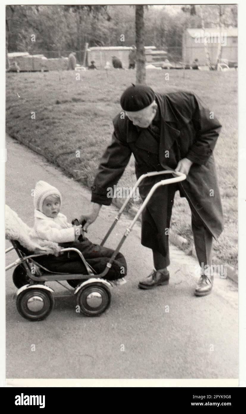 1950s father black and white hi-res stock photography and images - Alamy