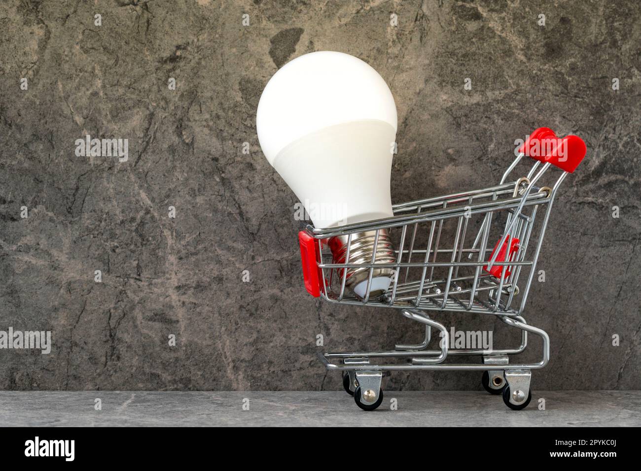 Shopping cart with bright glowing light bulb Stock Photo - Alamy