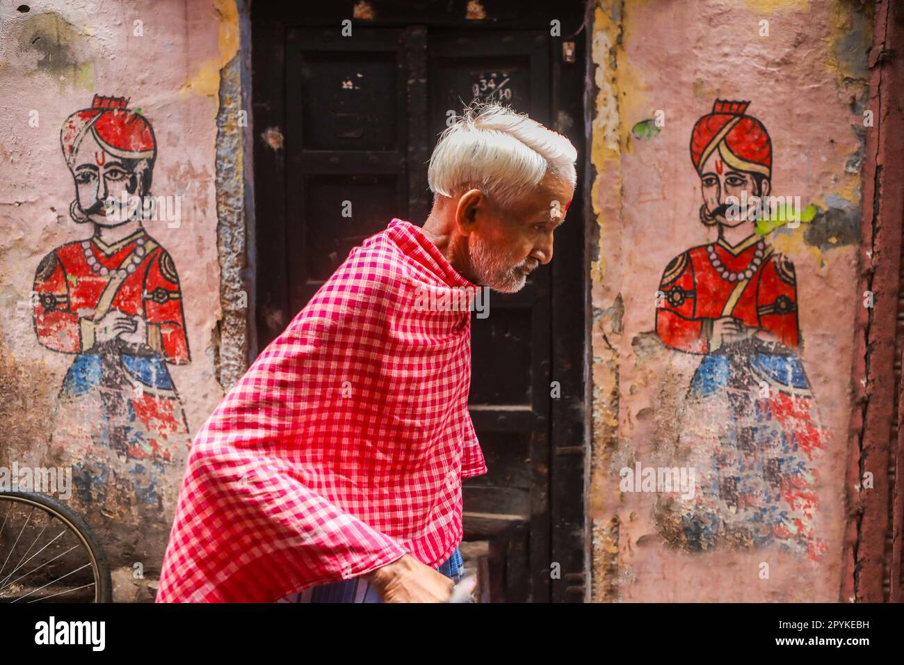 Street of Varanasi Stock Photo - Alamy