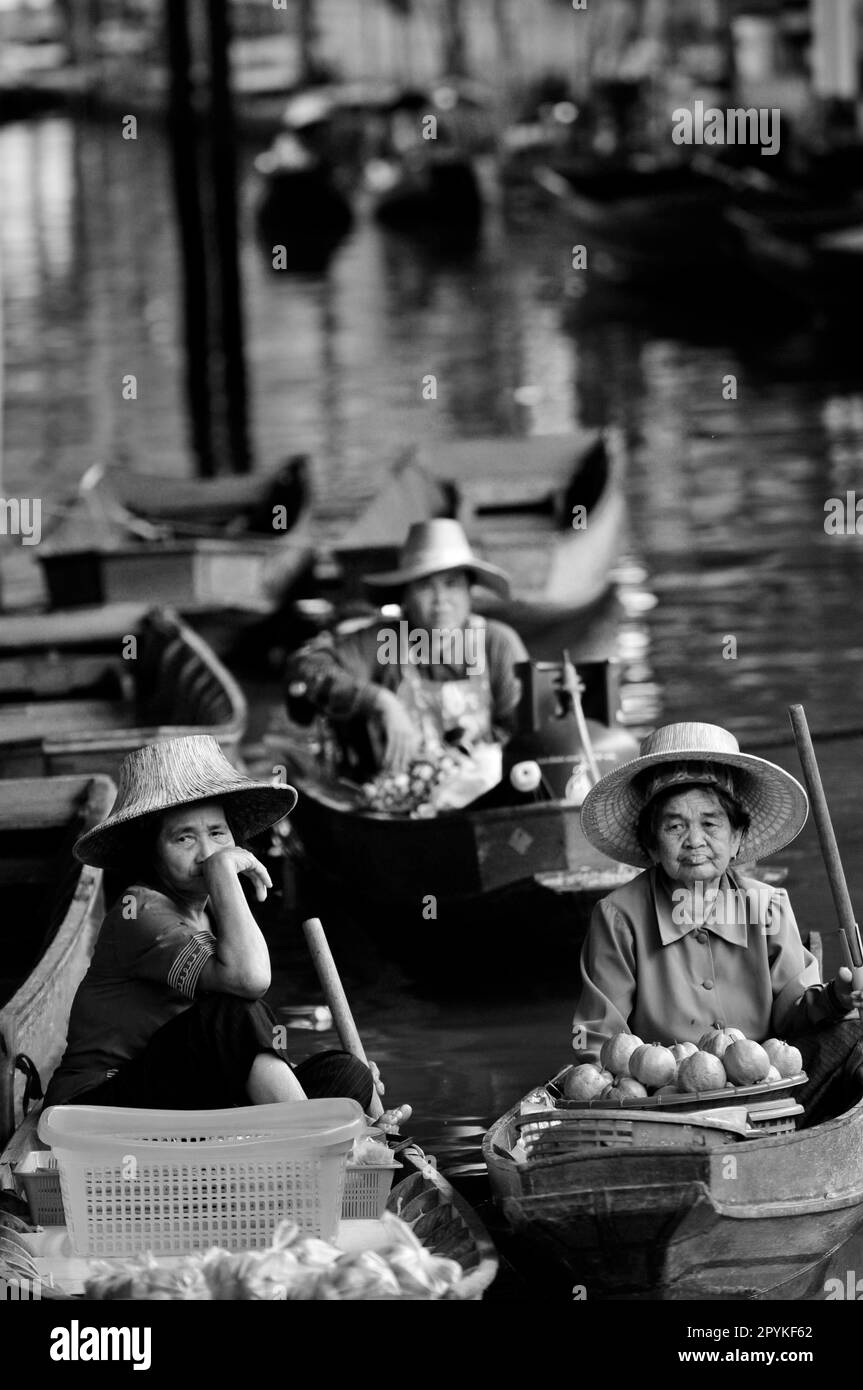 Merchants and food vendors operating from their boats at the Amphawa ...