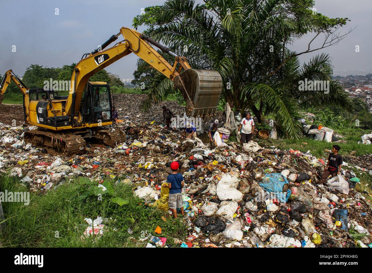 Bandung, West Java, Indonesia. 4th May, 2023. Heavy equipment operators ...