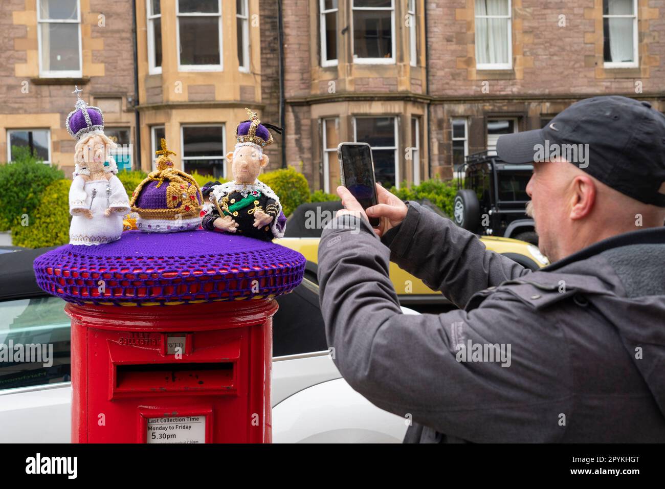 Edinburgh, Scotland, UK. 3 May 2023. A crocheted post box Coronation ...
