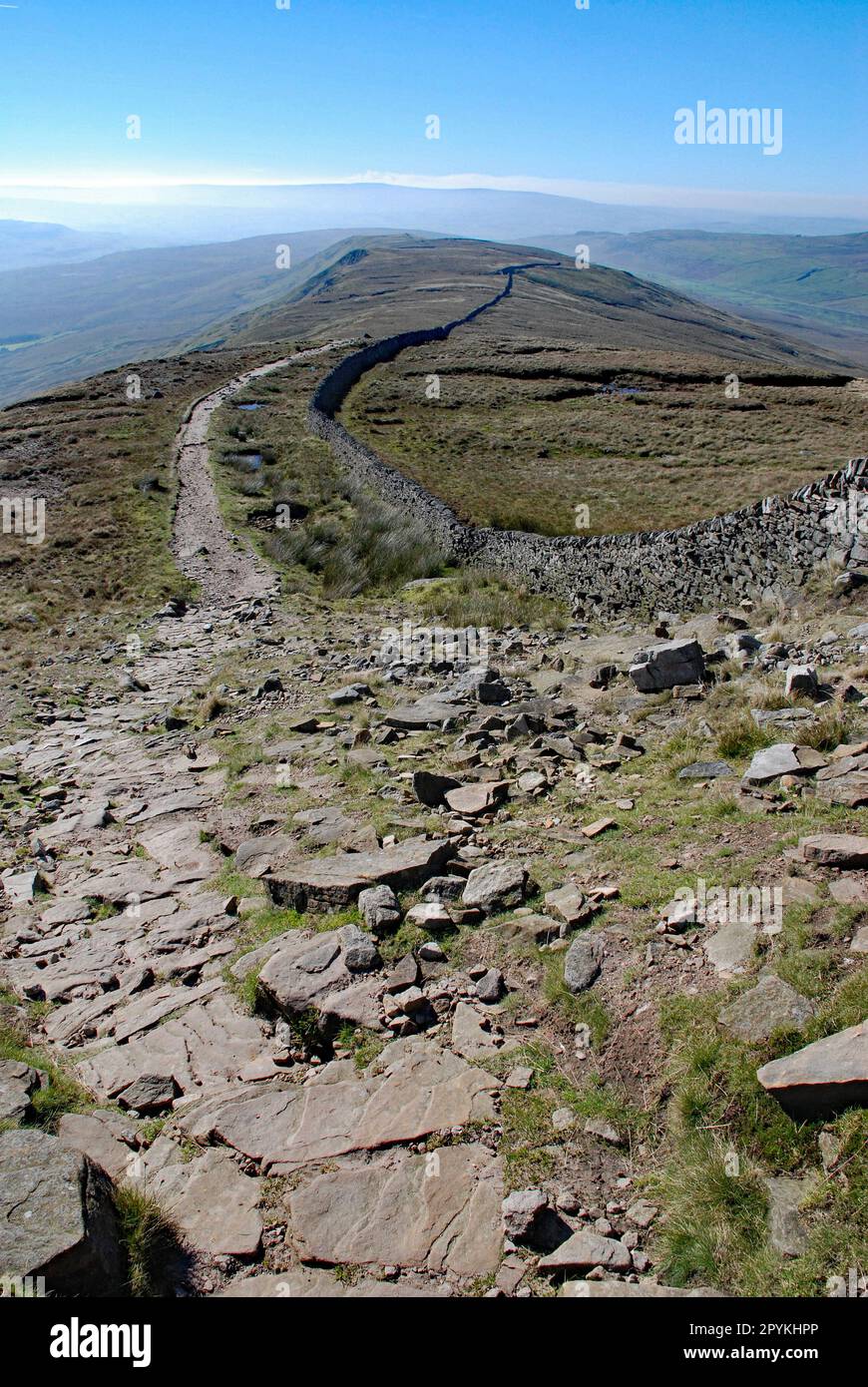 A loose surface on the descent from Whernside Stock Photo - Alamy
