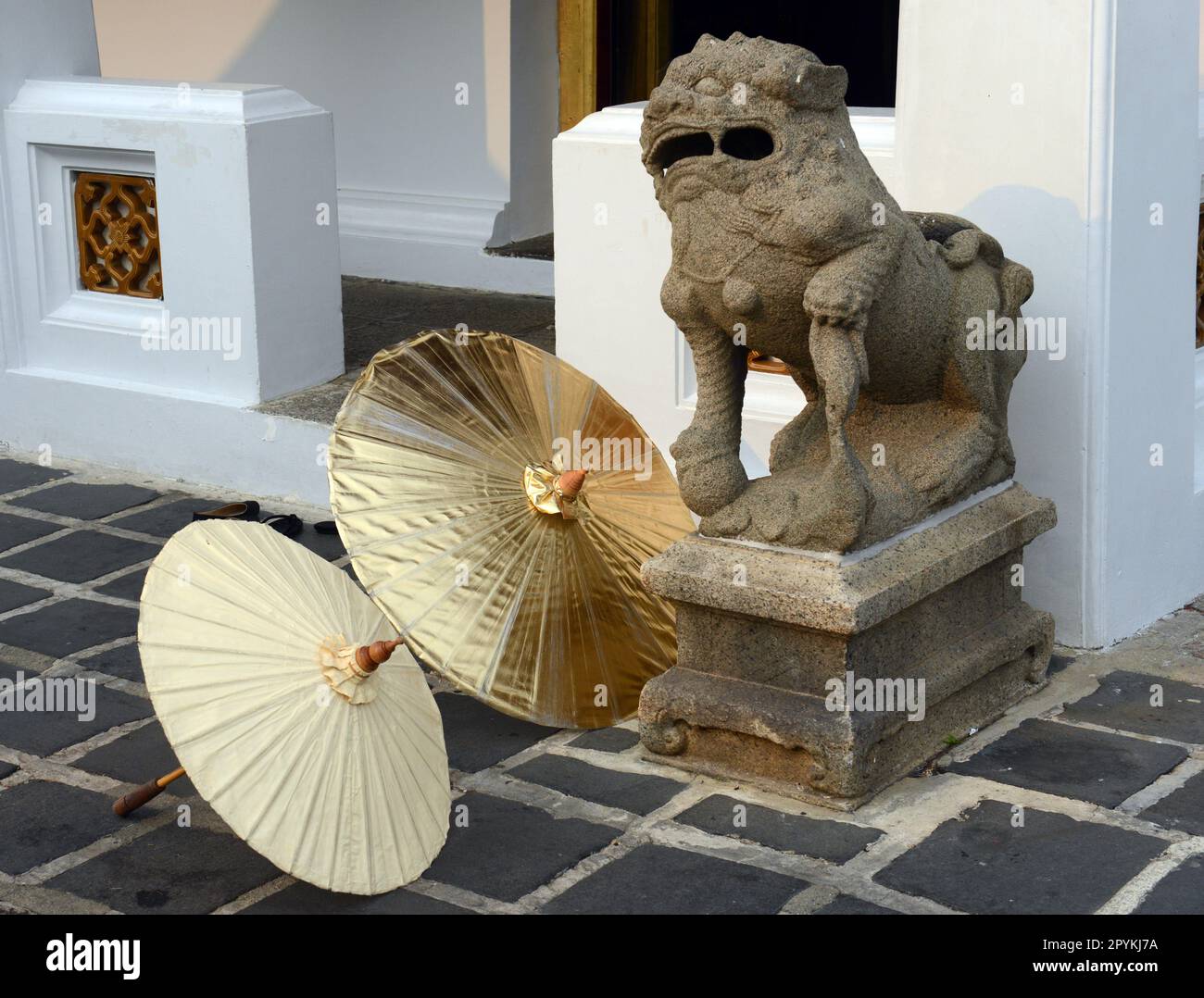 A stone guardian at the Wat Arun temple in Bangkok, Thailand Stock ...