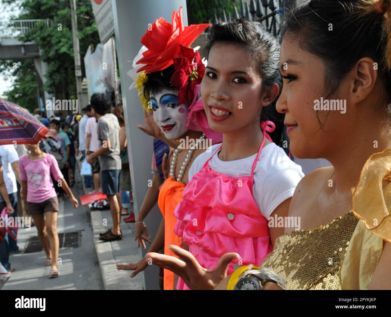 A clown performing outside Chatuchak market in Bangkok, Thailand Stock ...