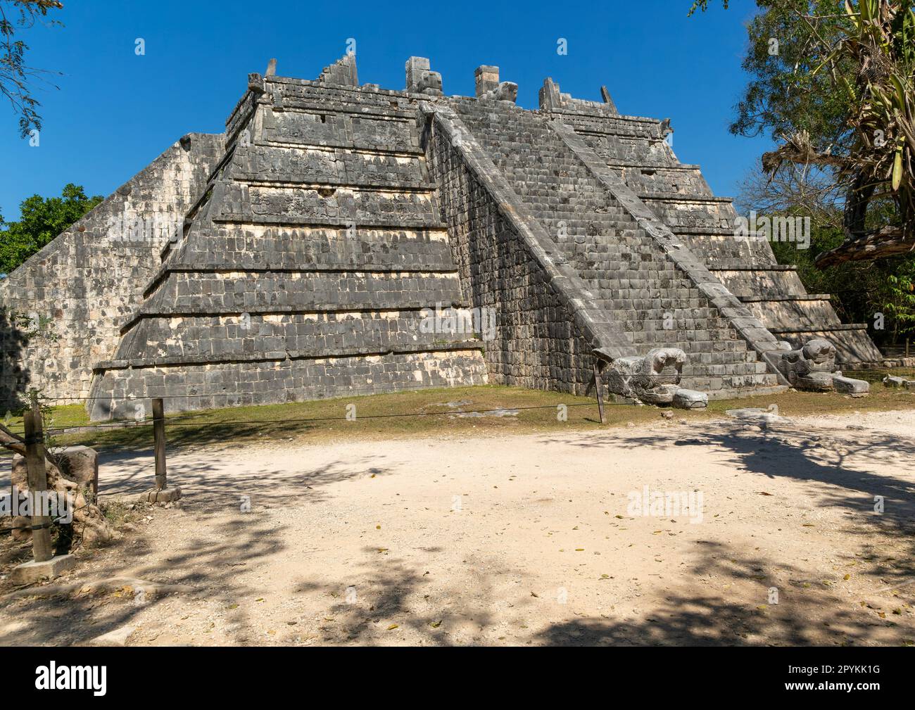 The Ossuary building, Tomb of the Great Priest, Chichen Itzá, Mayan ...