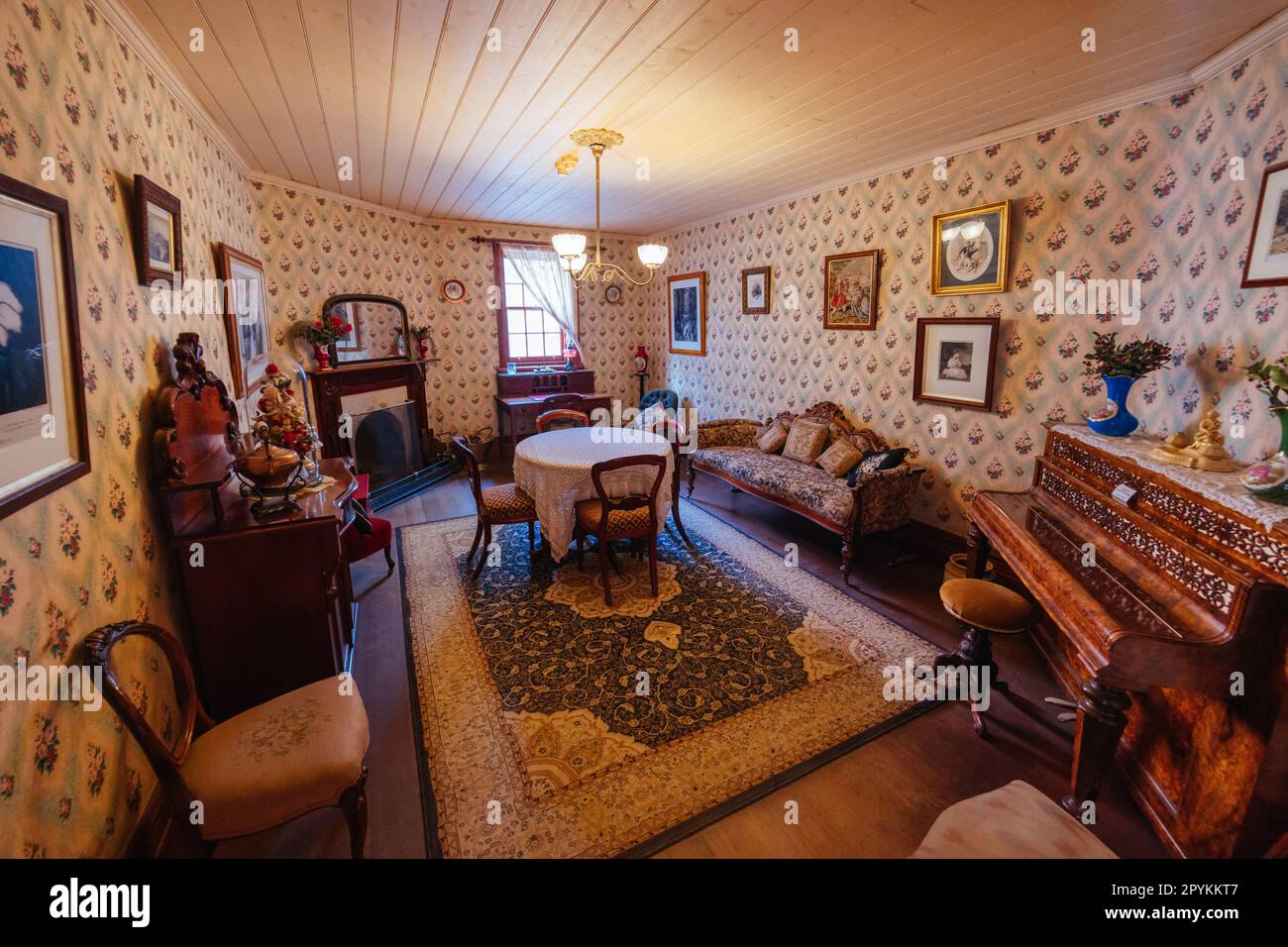 Gold sovereign poster hi-res stock photography and images - Alamy